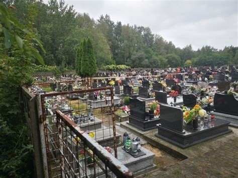 Gigantyczne Zapadlisko Na Cmentarzu W Trzebini Zniszczonych