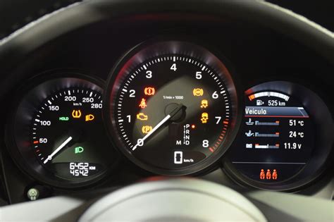 As luzes do painel do carro estão acesas e agora