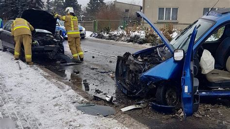 Czołowe zderzenie dwóch samochodów osobowych w Opatówku Jedna osoba