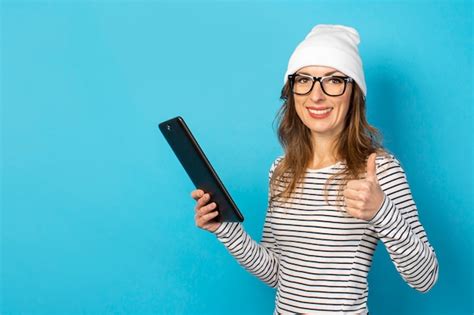Mujer Sosteniendo Una Tableta En Sus Manos Foto Premium