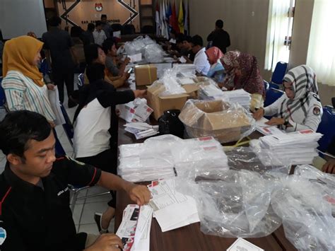 Pilkada Parimo Ratusan Ribu Surat Suara Rusak FAJAR