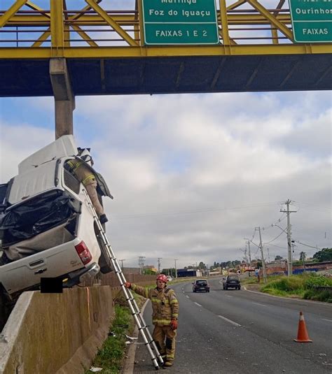 Motorista morre após acidente na BR 376 e caminhonete vai parar em cima