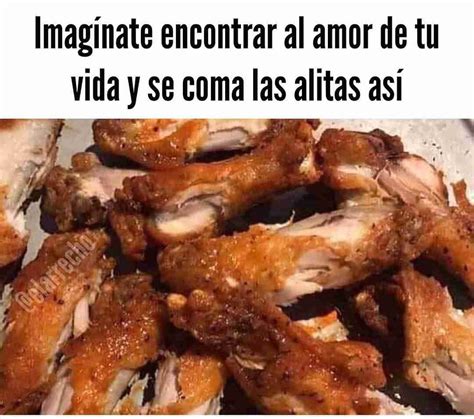Imagínate encontrar al amor de tu vida y se coma las alitas así Memes