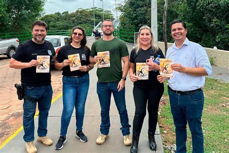 Ação de panfletagem alerta sobre maus tratos de animais em Aquidauana e