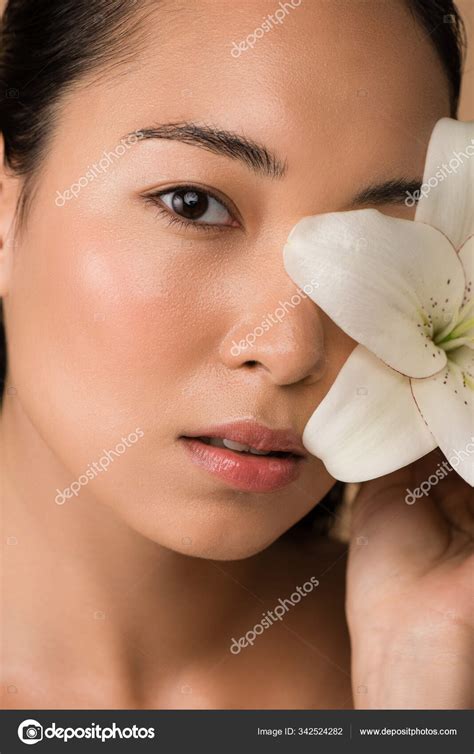Belle Asiatique Fille Tenant Blanc Lis Près Visage Isolé Sur image