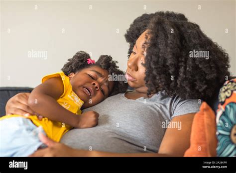 M Re Qui Console Son Enfant Banque De Photographies Et Dimages Haute