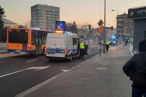 Potrącenie pieszego na pasach w Tarnowie na ulicy Krakowskiej