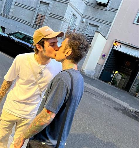 Fedez E Rosa Chemical Spopola La Foto Del Bacio Sui Social