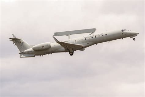 FAB intercepta avião que transportava 300 kg de pasta base de cocaína