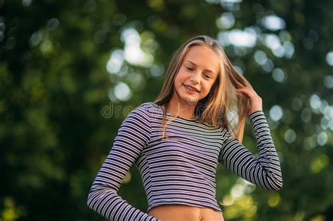 Jeunes Poses Adolescentes Au Photographe Fille Blonde Dans Les Jeans Et