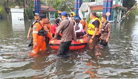 Tim SAR Berjibaku Evakuasi Ibu Hamil Terjebak Banjir Rob Di Pelabuhan