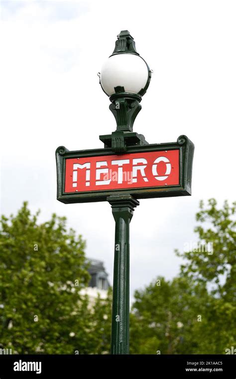 L illustration montre un panneau avec le logo du métro symbole rouge