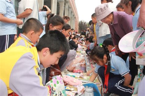 高青县人民政府 基层传真 高青县实验小学换书大集交易忙