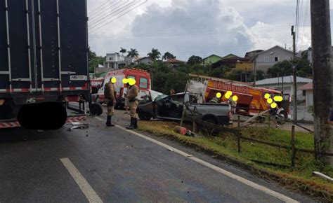 FOTOS Motorista fica preso às ferragens após bater em caminhão no Alto
