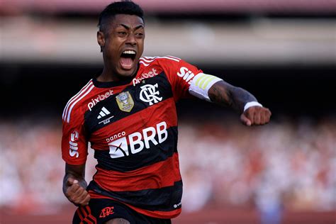 Flamengo espera momento propício para anunciar renovação de Bruno Henrique