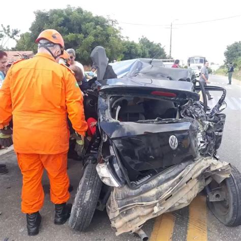 Mulher presa às ferragens após acidente é resgatada pelos bombeiros no