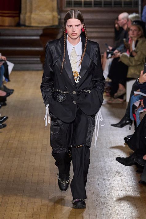 Como Llevar Pantalones Cargo Con Tenis En Primavera Verano 2023 Vogue
