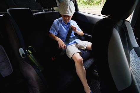 Movimiento seguro de niños en el automóvil un niño adorable abrocha el