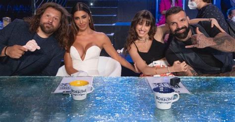 Belén Rodriguez vestita di bianco a Tu Sì Que Vales nella sesta