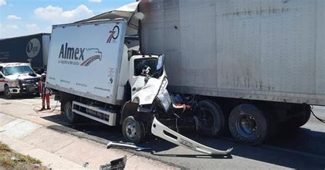 Muere chofer prensado al chocar contra tráiler