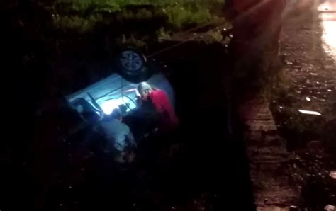 Homem morre após carro sair da pista e cair dentro de rio em Fazenda
