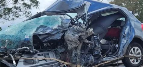 Dois morrem em acidente após batida entre carro e carreta