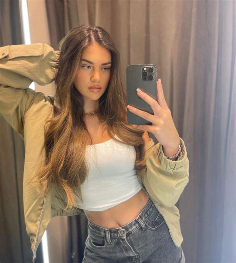Selfie R AnnaMayRobey NSFW