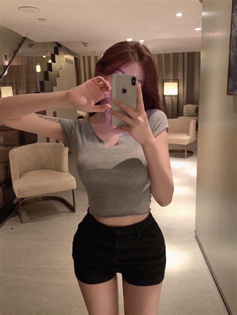 直播衣服女主播辣妹上衣ins显胸大T恤纯欲气质短款V领短袖t恤夏季 虎窝淘