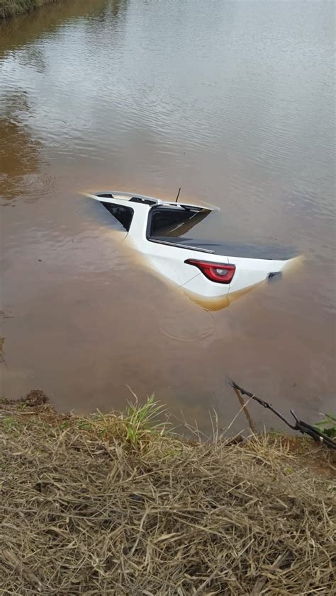Motorista perde o controle da direção e carro vai parar dentro de lagoa