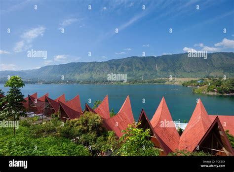 L Architecture Traditionnelle En Toit De Batak Tuk Tuk Sur Le Samosir
