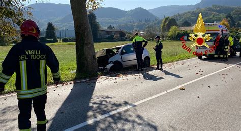 Perde Il Controllo Dell Auto Finisce Fuori Strada E Si Schianta Contro