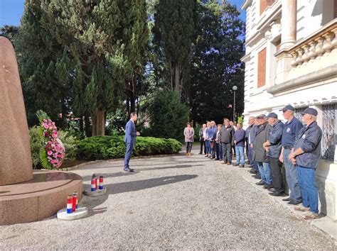 Polaganjem vijenaca i paljenjem svijeća obilježen Dan oslobođenja