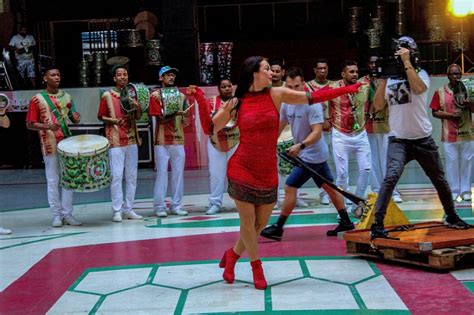 Foto Paolla Oliveira mostrou samba no pé na quadra da Grande Rio