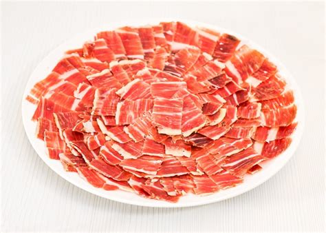 Guía para cortar jamón en casa paso a paso y servirlo como un profesional