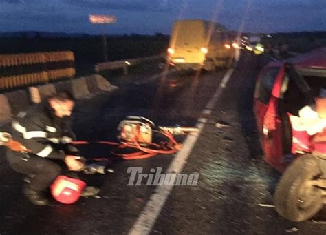 FOTO Camionetă care transportă 8 butoaie de benzină implicată în