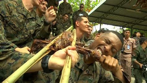 El increíble entrenamiento militar en el que los soldados beben sangre