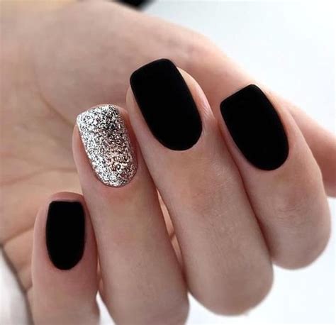 Uñas Gelish Negro Con Plata Moda y Estilo