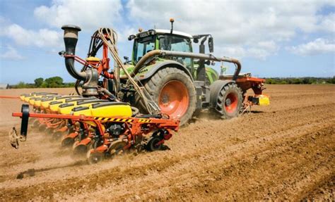 Rapidité et précision dans le semis de maïs Journal Paysan Breton