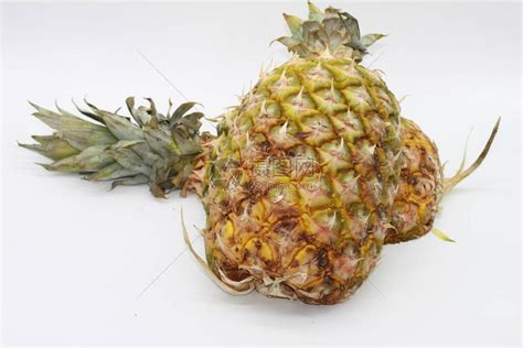 菠萝切成两半在白色背景下被隔离高清图片下载 正版图片504348535 摄图网