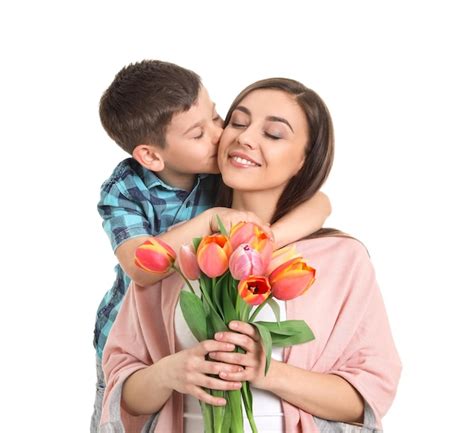 Retrato De Mujer Feliz Con Flores Y Su Hijo Sobre Fondo Blanco