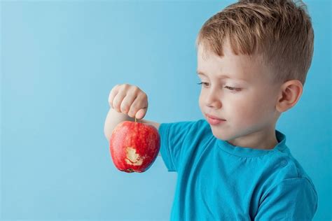 8 formas de ajudar as crianças a experimentar novos alimentos