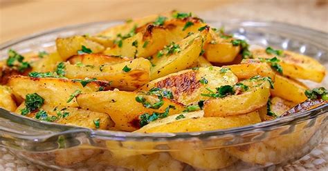 Patatas al horno con salsa de ajo asado y perejil un acompañamiento