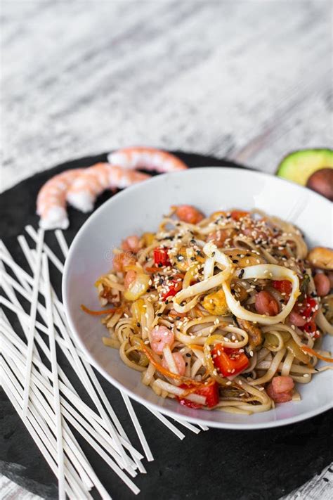 Nouilles Wok Udon Avec Crevettes Et Moules Sur Plaque Noire Et Fond