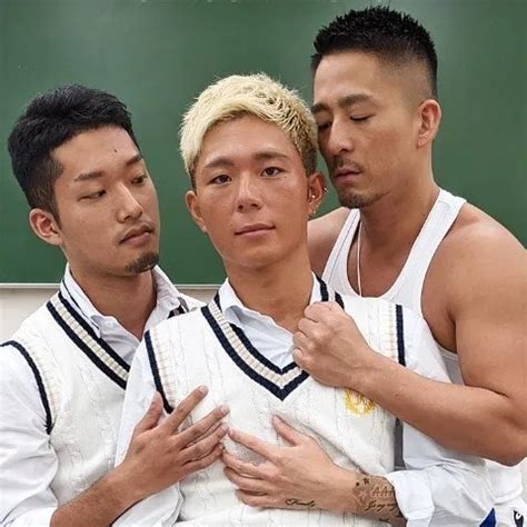 健美的爸爸在全身按摩中变得很硬 xHamster