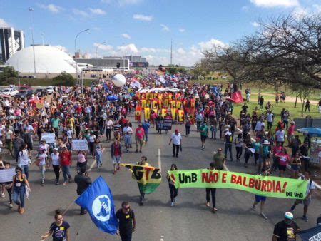 Estudantes protestam em todo o país contra cortes na educação assista
