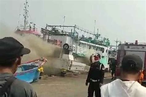 Diduga Korsleting Listrik Kapal Ikan Di Pelabuhan Muara Baru Terbakar