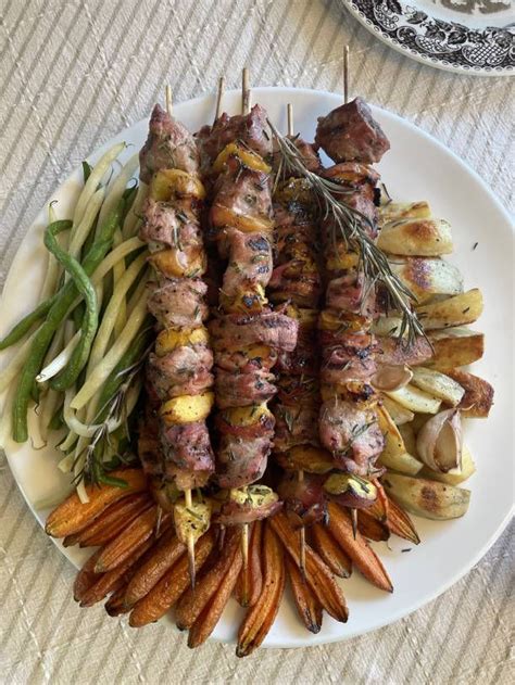 Brochettes de porc et de pêches au BBQ Signé Gourmand