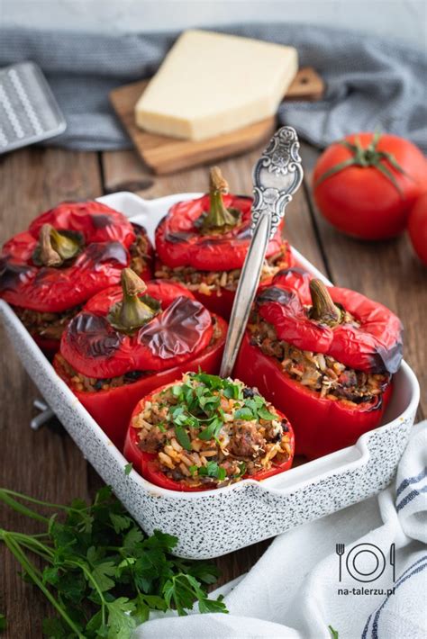 Papryka faszerowana mięsem mielonym ryżem i pieczarkami