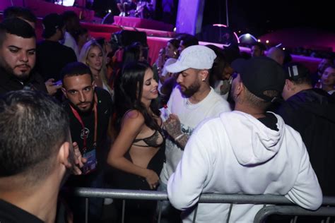 Foto Neymar Foi Ao Show A Namorada Bruna Biancardi Purepeople