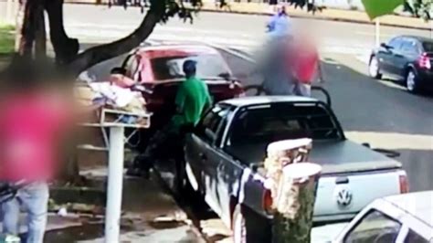Vídeo Câmera de segurança registra assassinato a tiros à queima roupa